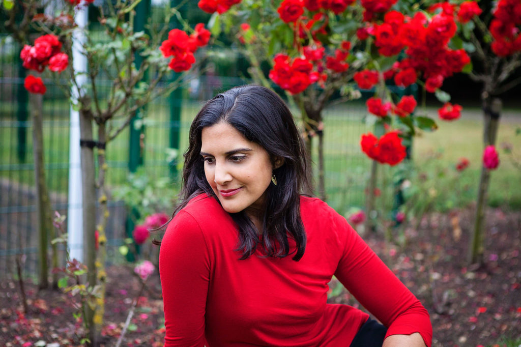 Expert Tips for the Best Dating Profile Photos for Women - Hey Saturday