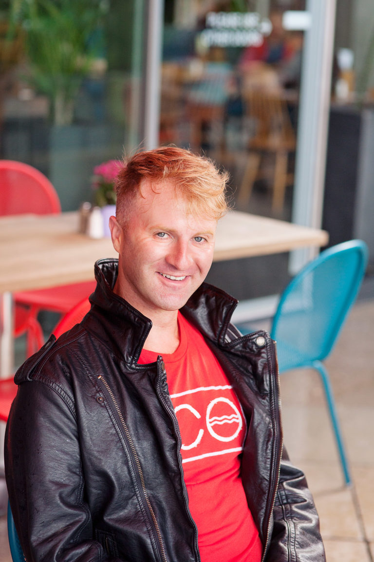 Expert Tips for the Best Dating Profile Photos for Guys - Hey Saturday