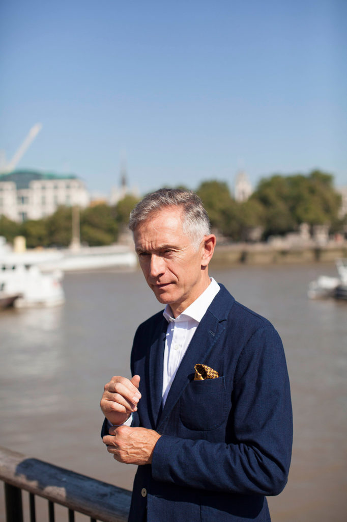 Expert Tips for the Best Dating Profile Photos for Guys - Hey Saturday