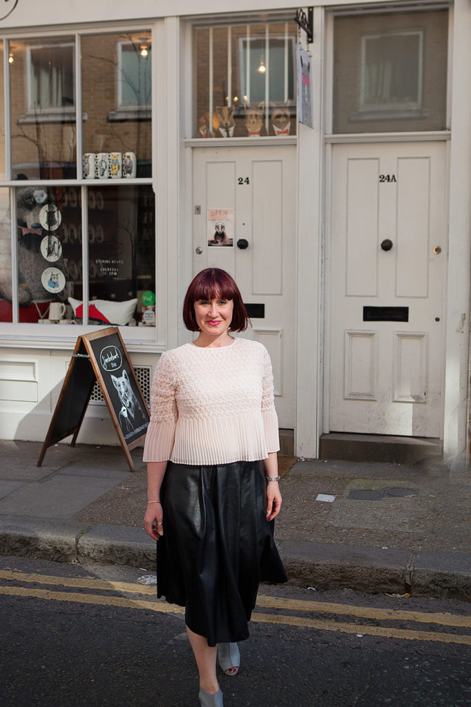 Expert Tips for the Best Dating Profile Photos for Women - Hey Saturday