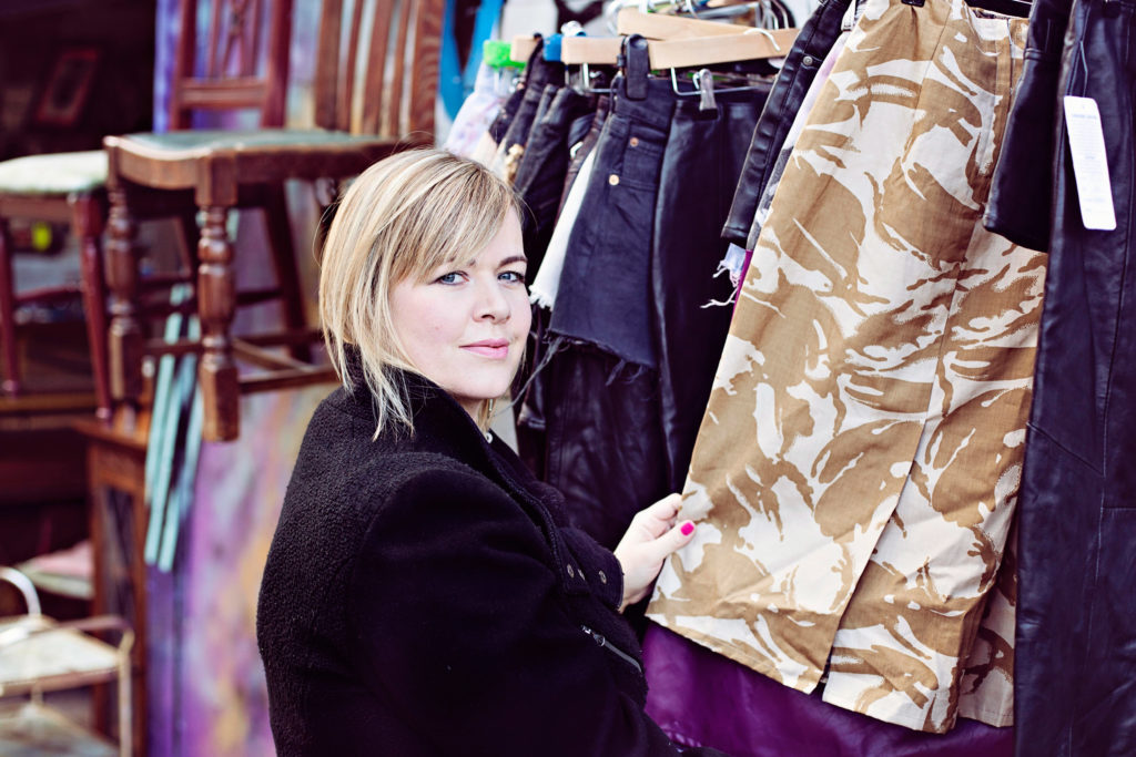 Expert Tips for the Best Dating Profile Photos for Women - Hey Saturday